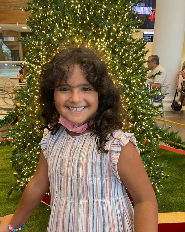 Carolina Ferraz comemora os 8 anos da filha, Isabel