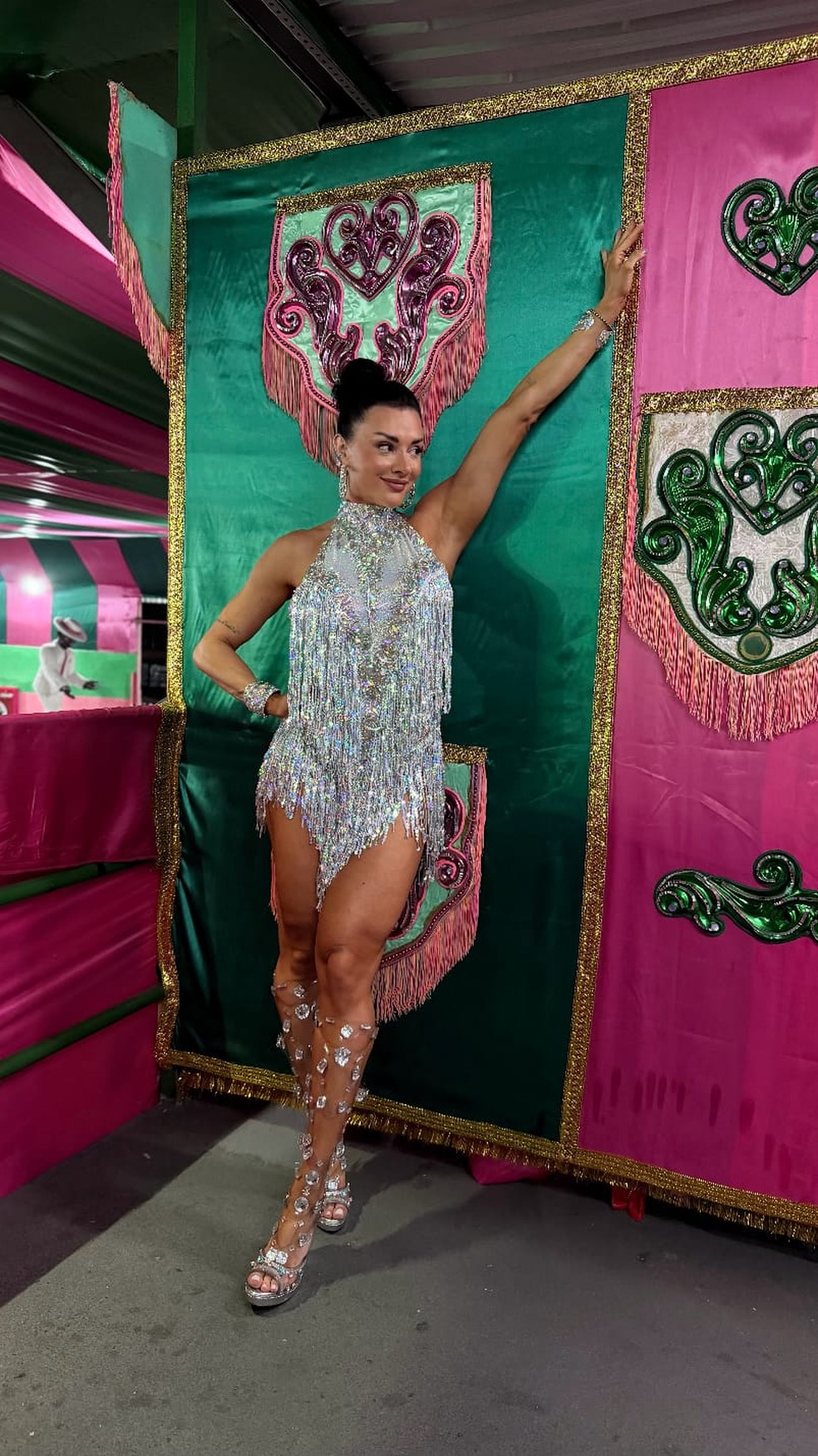 Juju Salimeni mostra corpo sarado com look de franjas em ensaio da ...