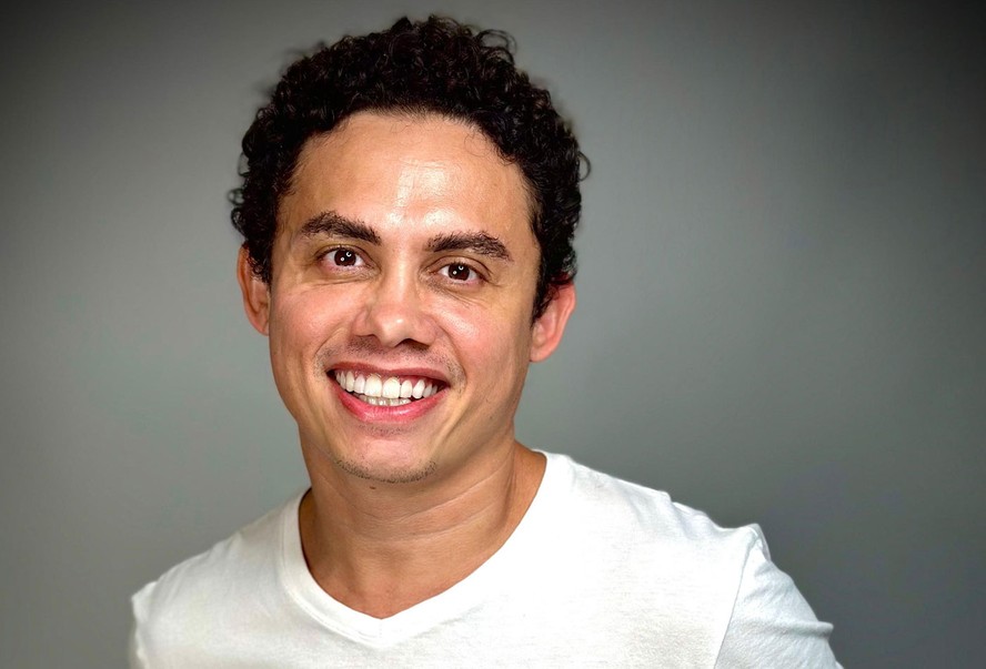 Ator Silvero Pereira beija muito rapaz em festival; assista ao vídeo