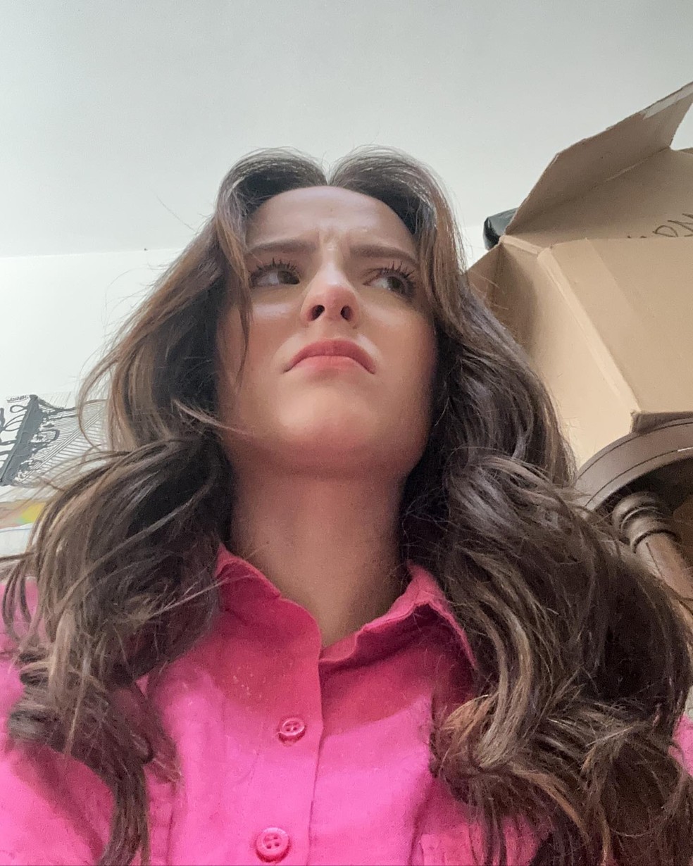 Larissa Manoela posta foto em ônibus e web pira: 'Como nós, meros mortais'