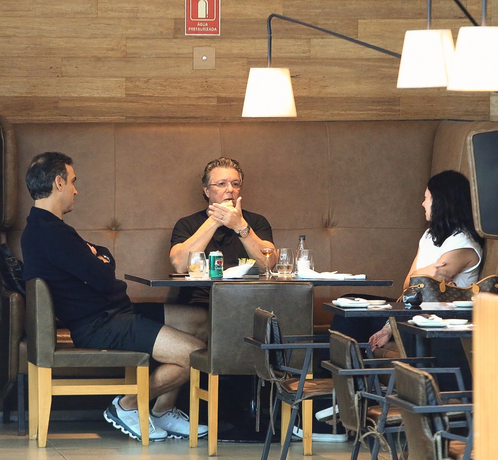 BBB 23: Tadeu Schmidt e Boninho jantam juntos em shopping carioca