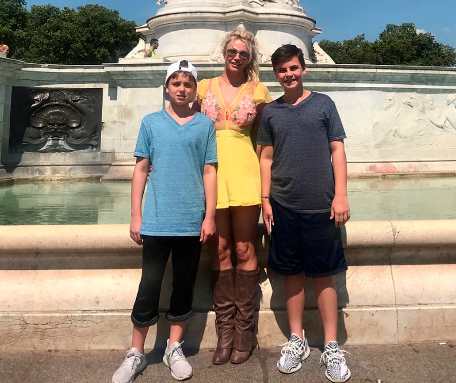 Britney Spears teria ficado com faca na mão para observar filhos ...