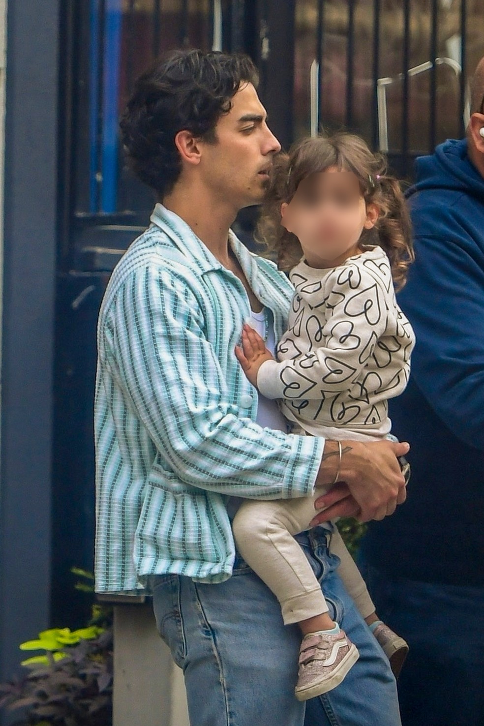 Visivelmente abalado, Joe Jonas é clicado com a filha em meio a disputa ...