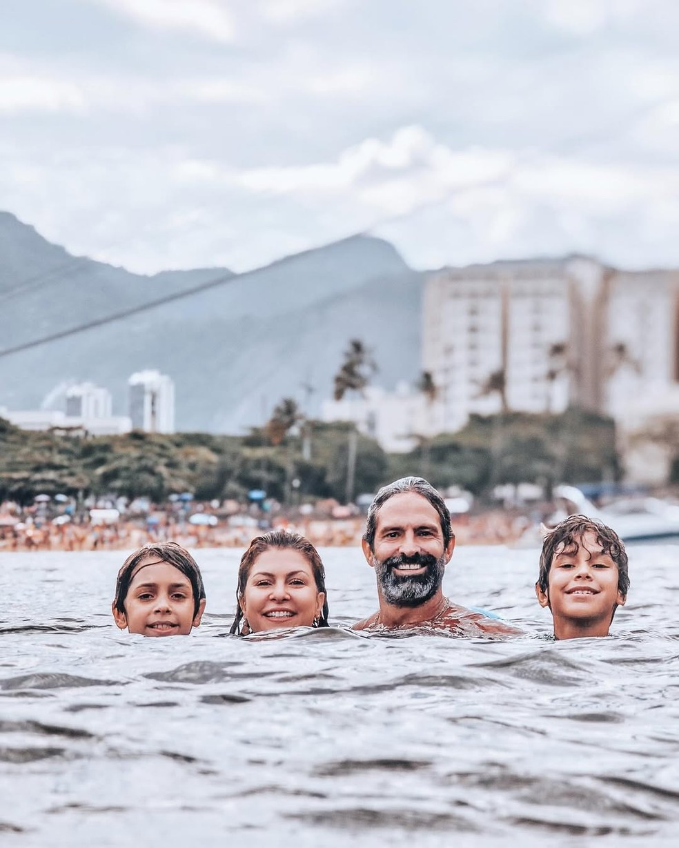 Bárbara Borges comemora aniversário em barco e troca beijos com Iran Malfitano