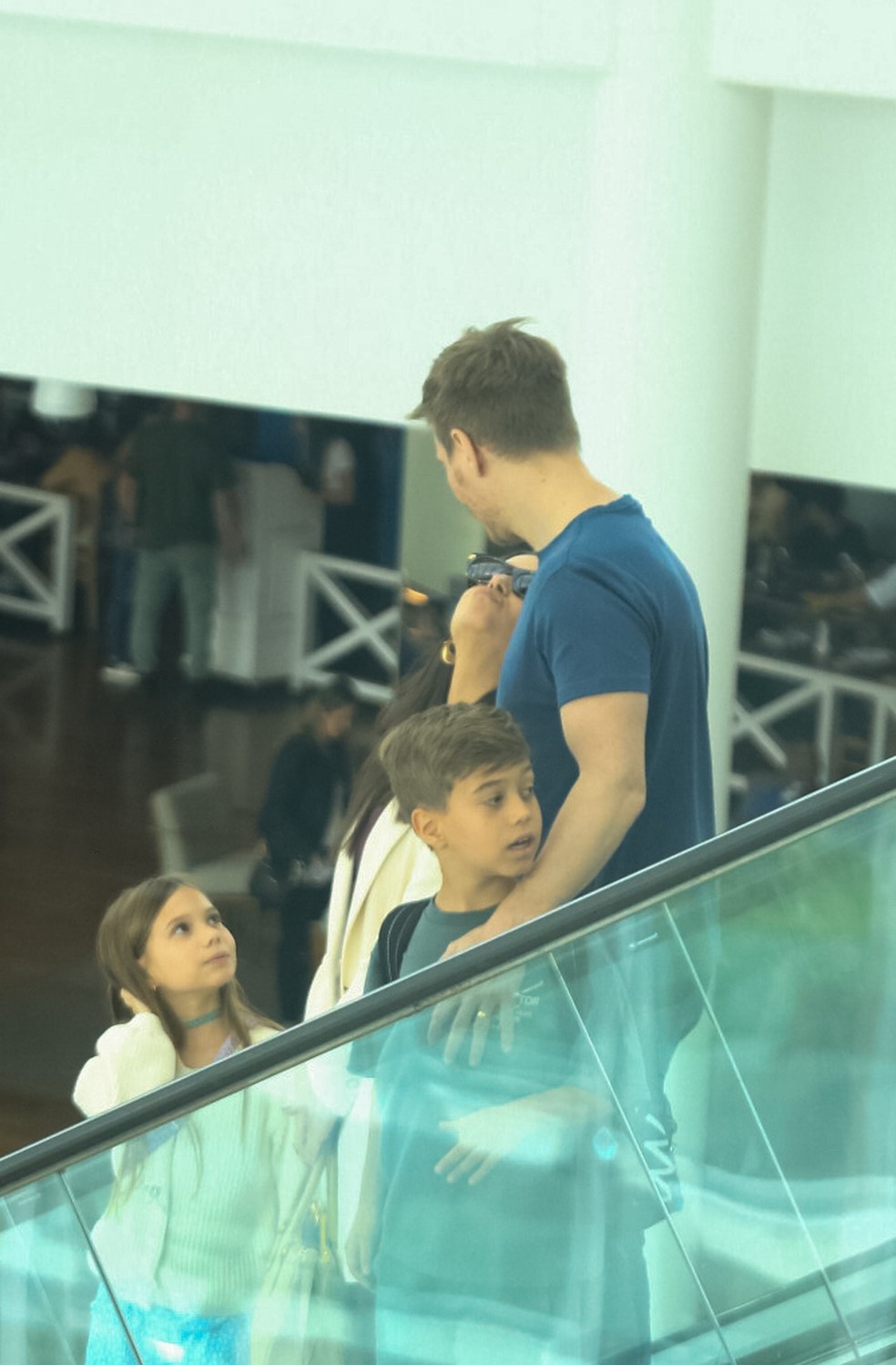 Michel Teló e Thais Fersoza aproveitam domingão com os filhos
