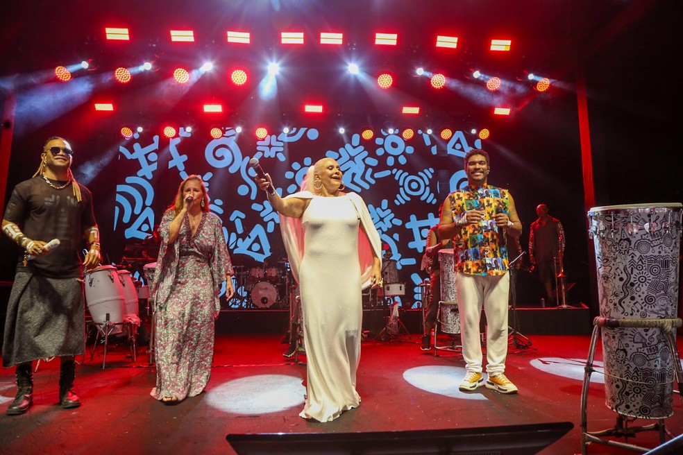Fafá de Belém distribui selinhos e canta com a filha em show do Timbalada