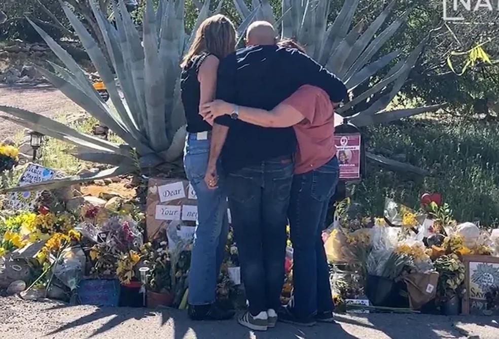Apresentadora se emociona ao visitar memorial da mãe, desaparecida há ...