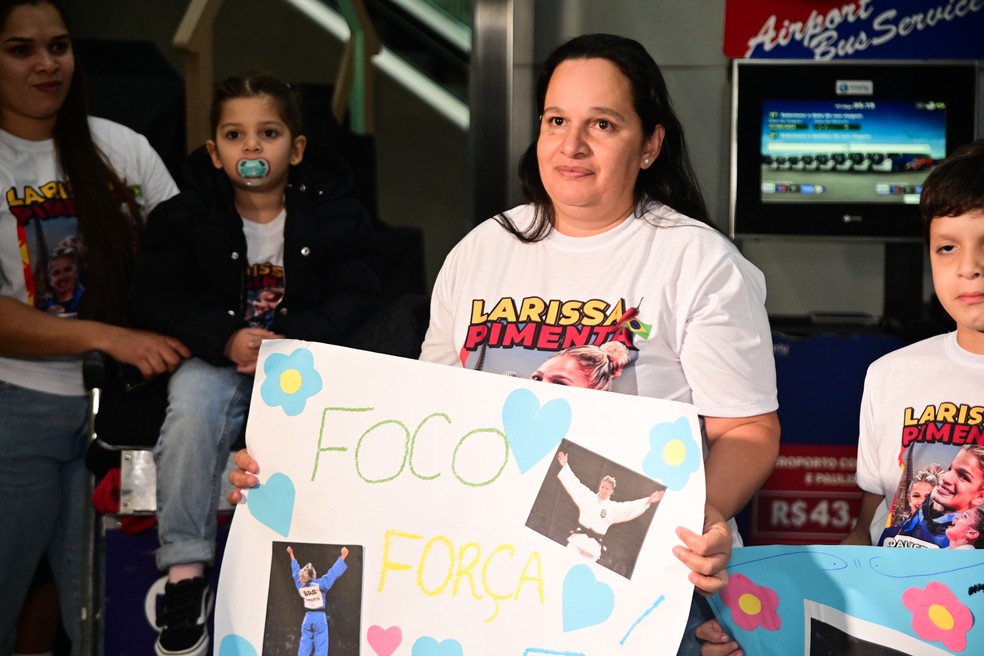 Judoca Larissa Pimenta é recebida com festa pela família após bronze em ...