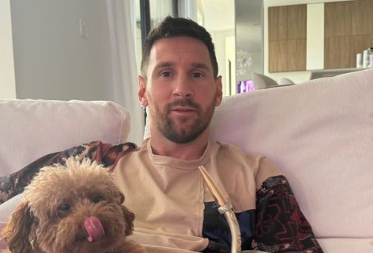 Messi relaxa bebendo chimarrão após ter mansão vandalizada