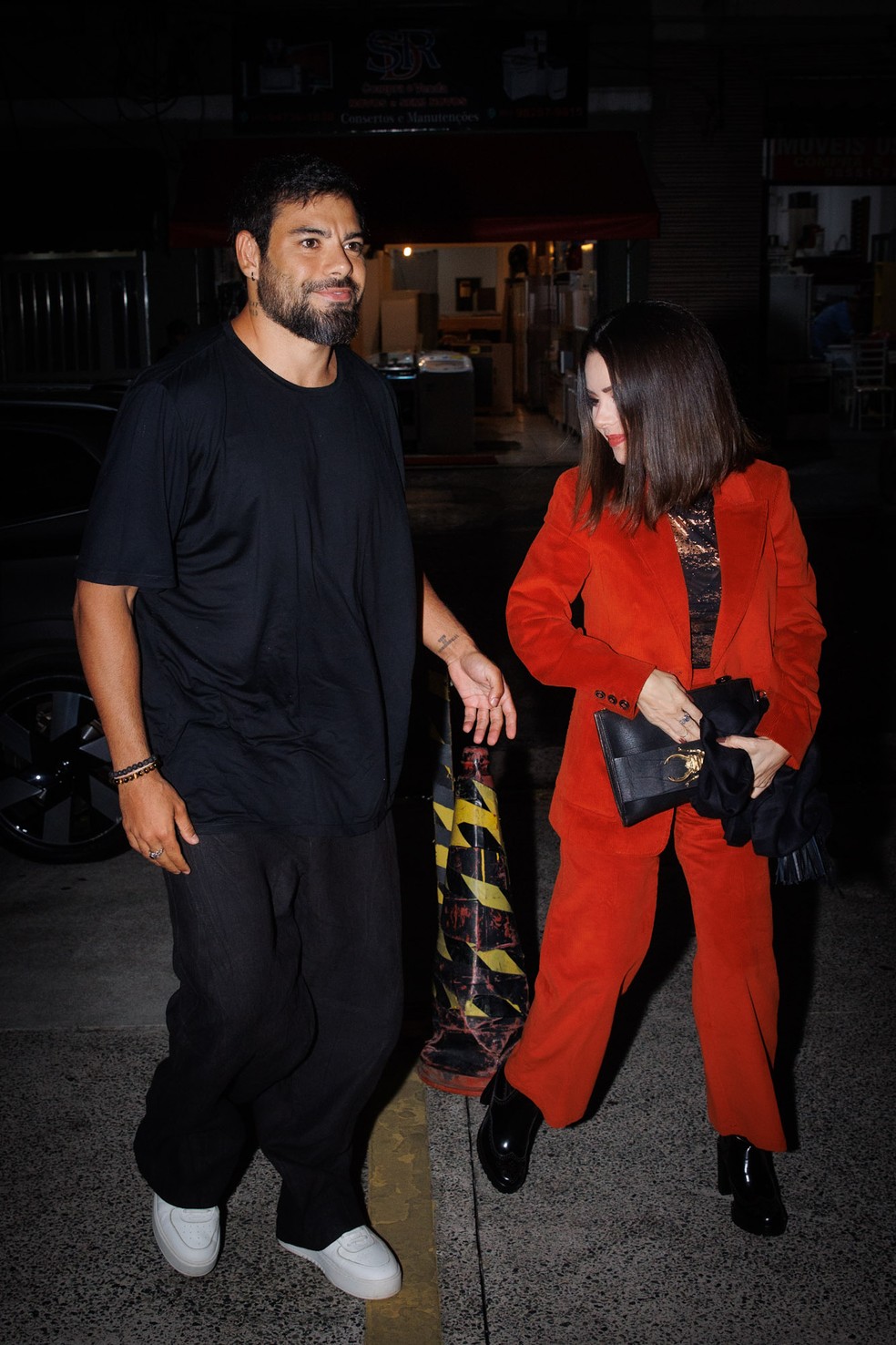 Sandy faz primeira aparição pública com novo namorado