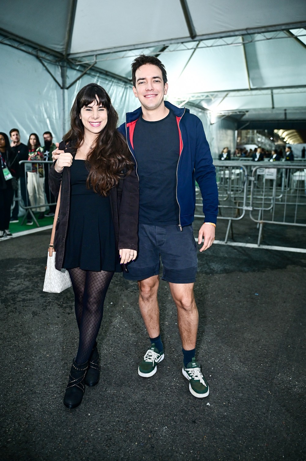 Repórter Alessandro Jodar e a esposa, que está grávida, vão ao The Town ...