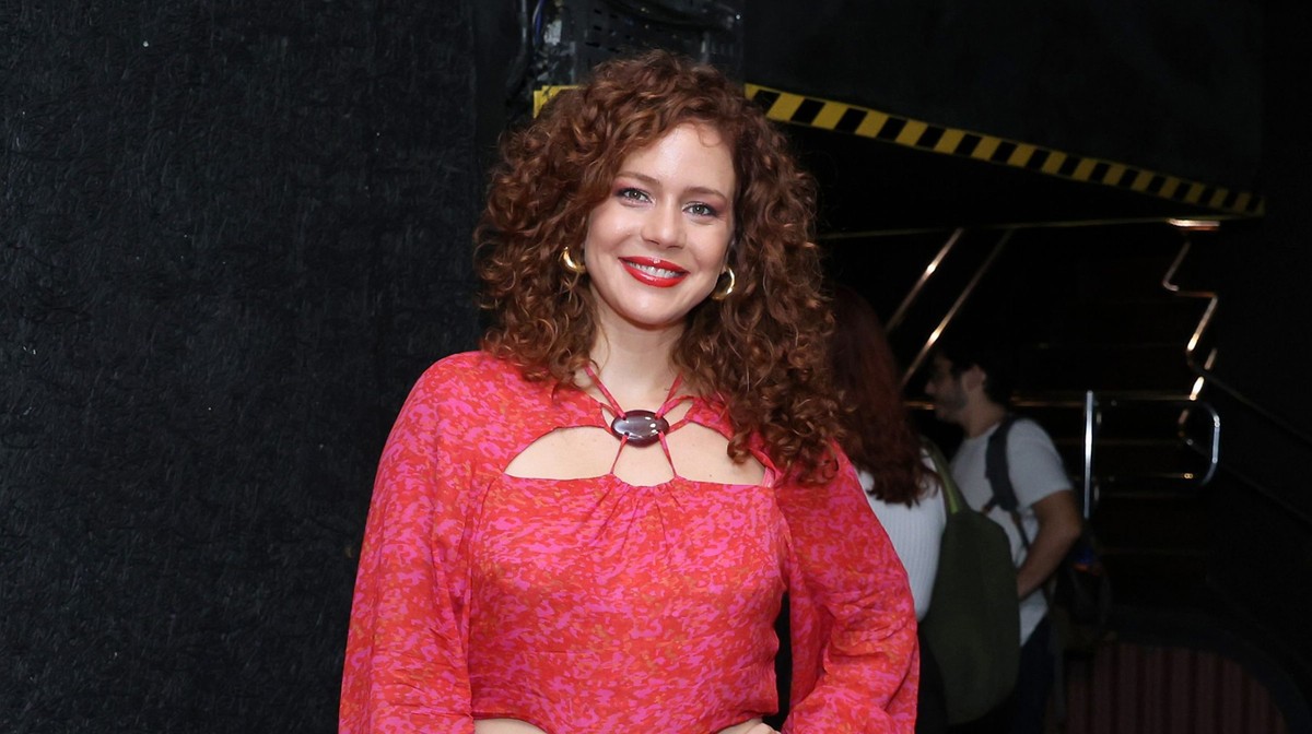 Leandra Leal faz aparição rara com a mãe, o marido e a filha