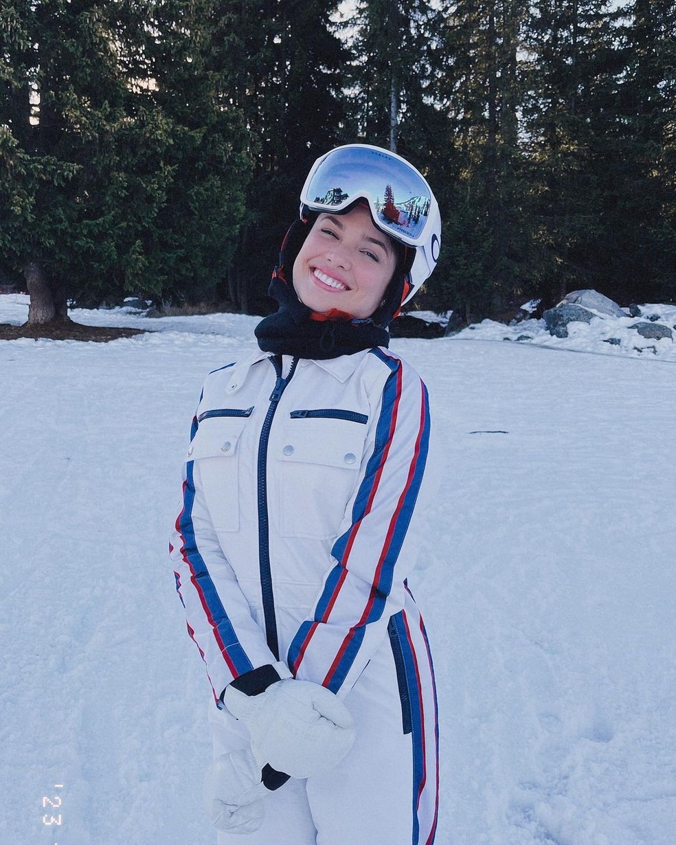 Após perrengues, Juliette se esbalda em neve e faz aula de esqui