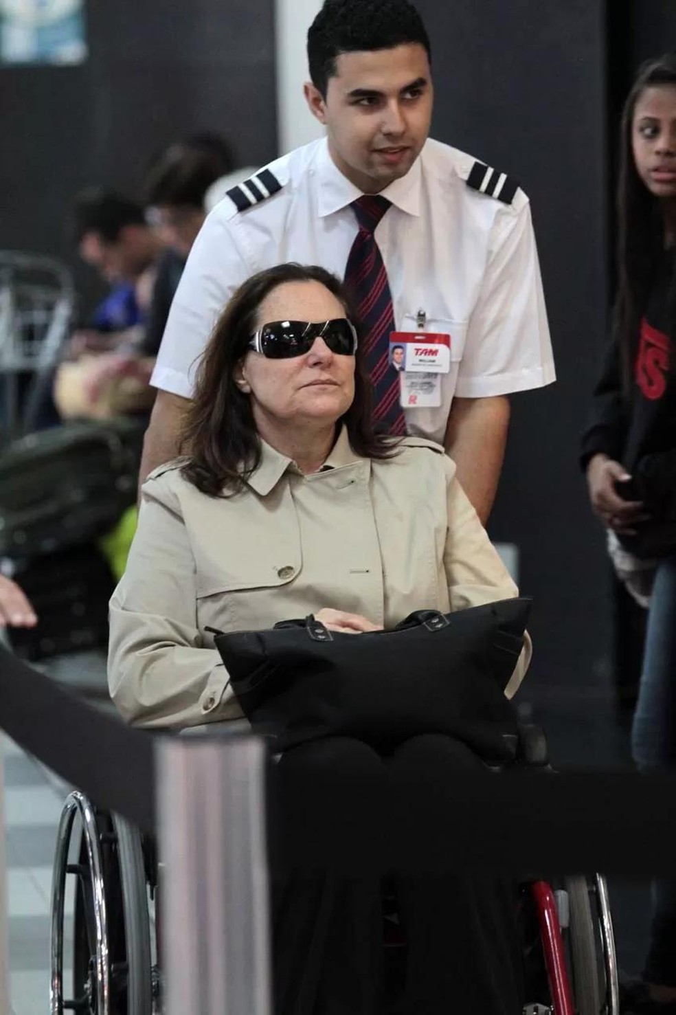 Elizabeth Savala embarca de cadeira de rodas depois de torcer o tornozelo