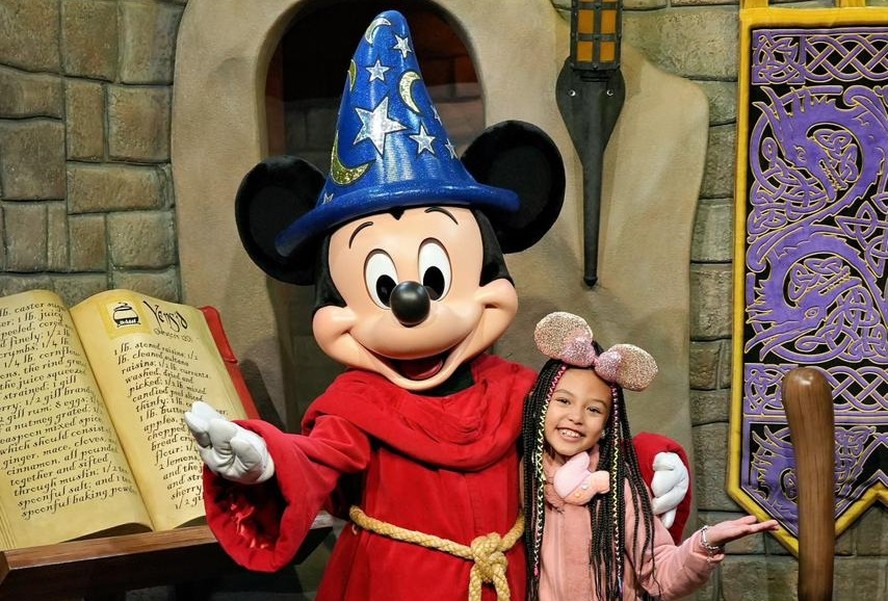 Após 'Dona de Mim', Elis Cabral ganha viagem surpresa; fotos