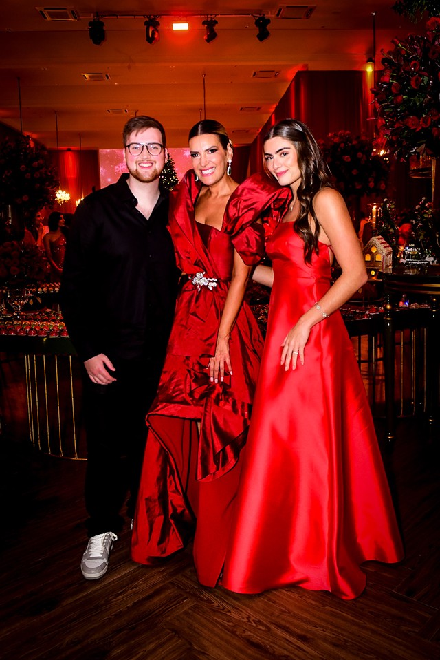 Luma César, filha Elaine Mickely e César Filho, curte festa com noivo ...