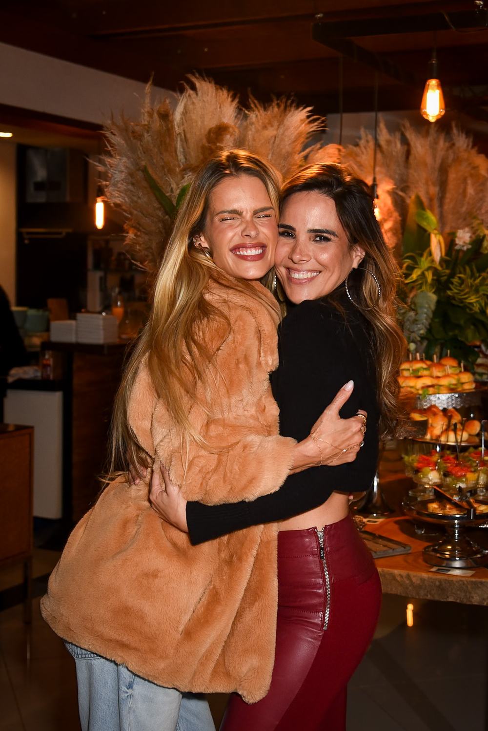 Wanessa Camargo e Yasmin Brunet posam sorridentes em reencontro para ...
