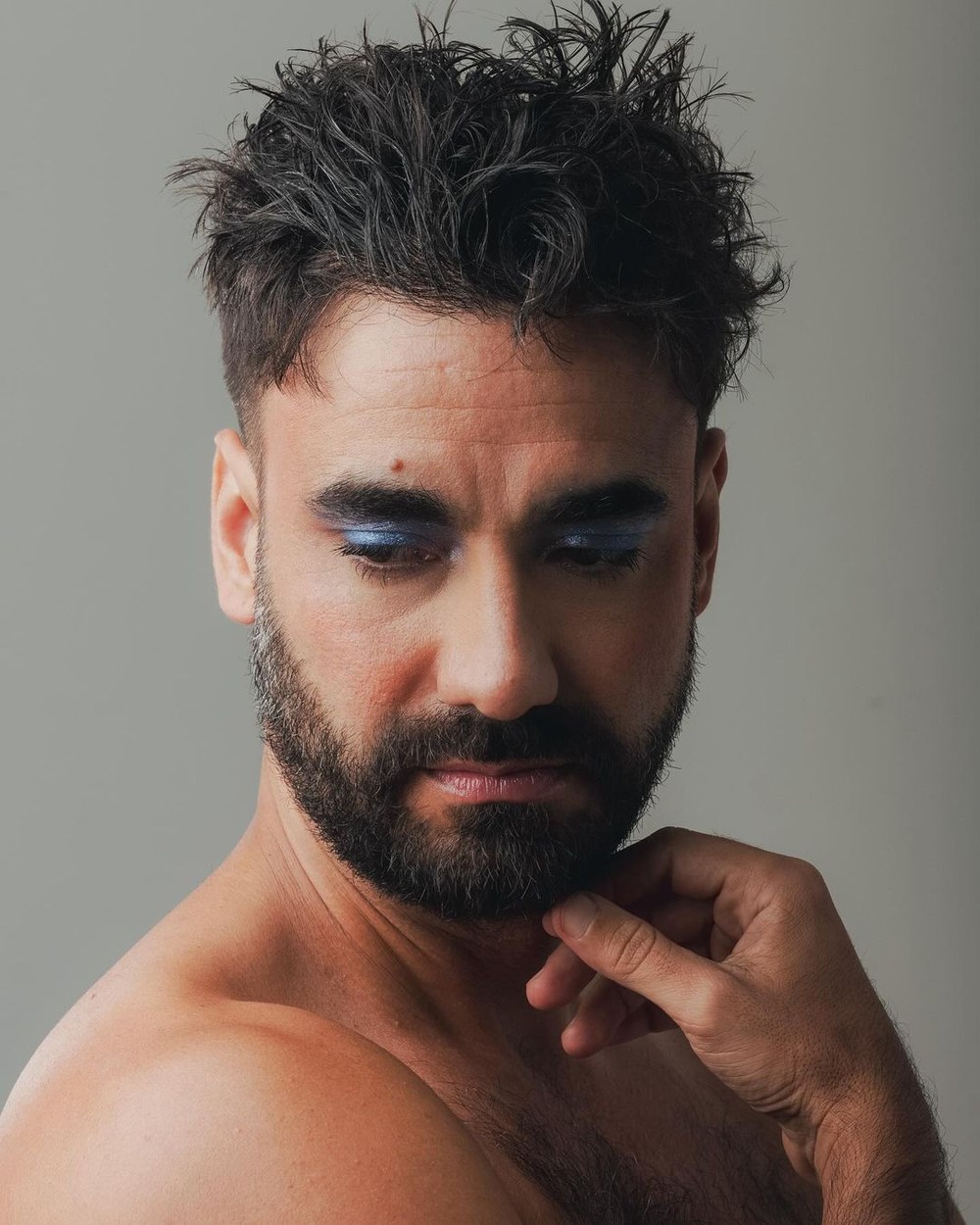 Gabriel Godoy, de 'Família é Tudo', usa make azul, e ganha cantada da namorada