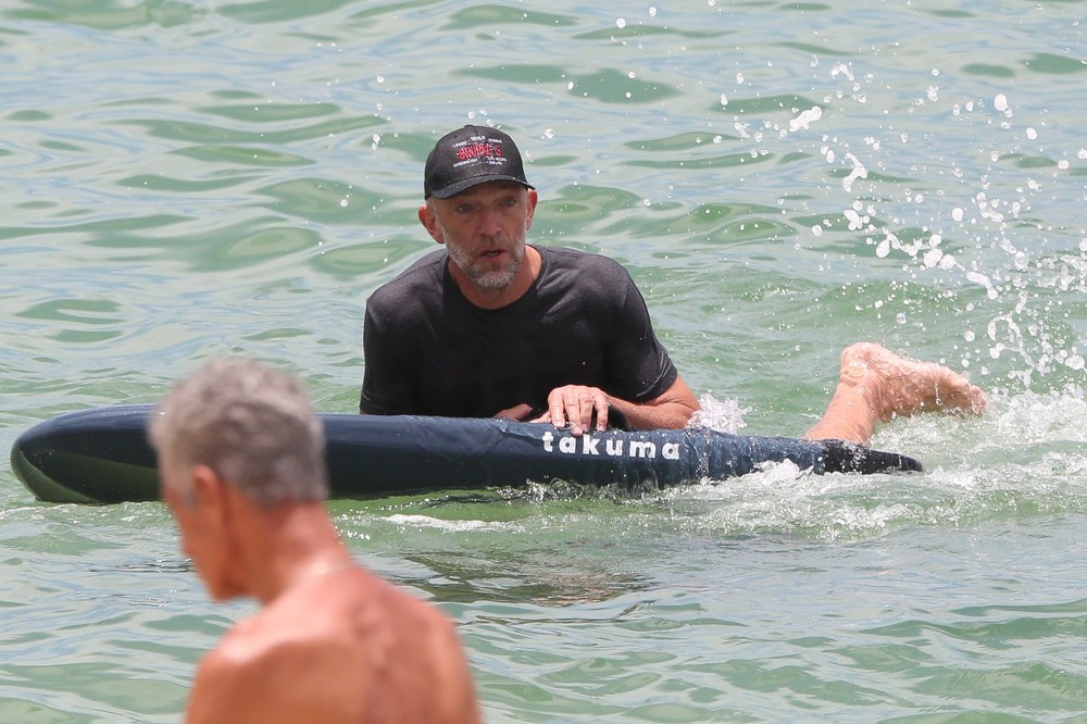 Vincent Cassel e Tina Kunakey aproveitam dia ensolarado em praia no Rio