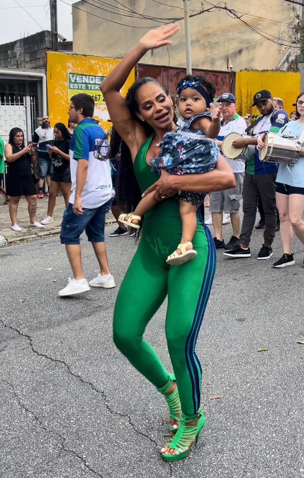 Rainha de bateria da Vila Maria, Sávia David interage com o público em ...