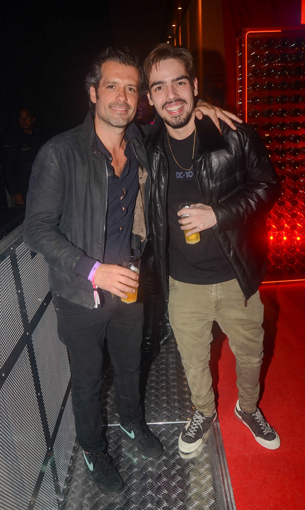 Ex-BBB Emilly Araújo troca beijos com Guilherme Mussi, ex de Marina Ruy Barbosa, em festa