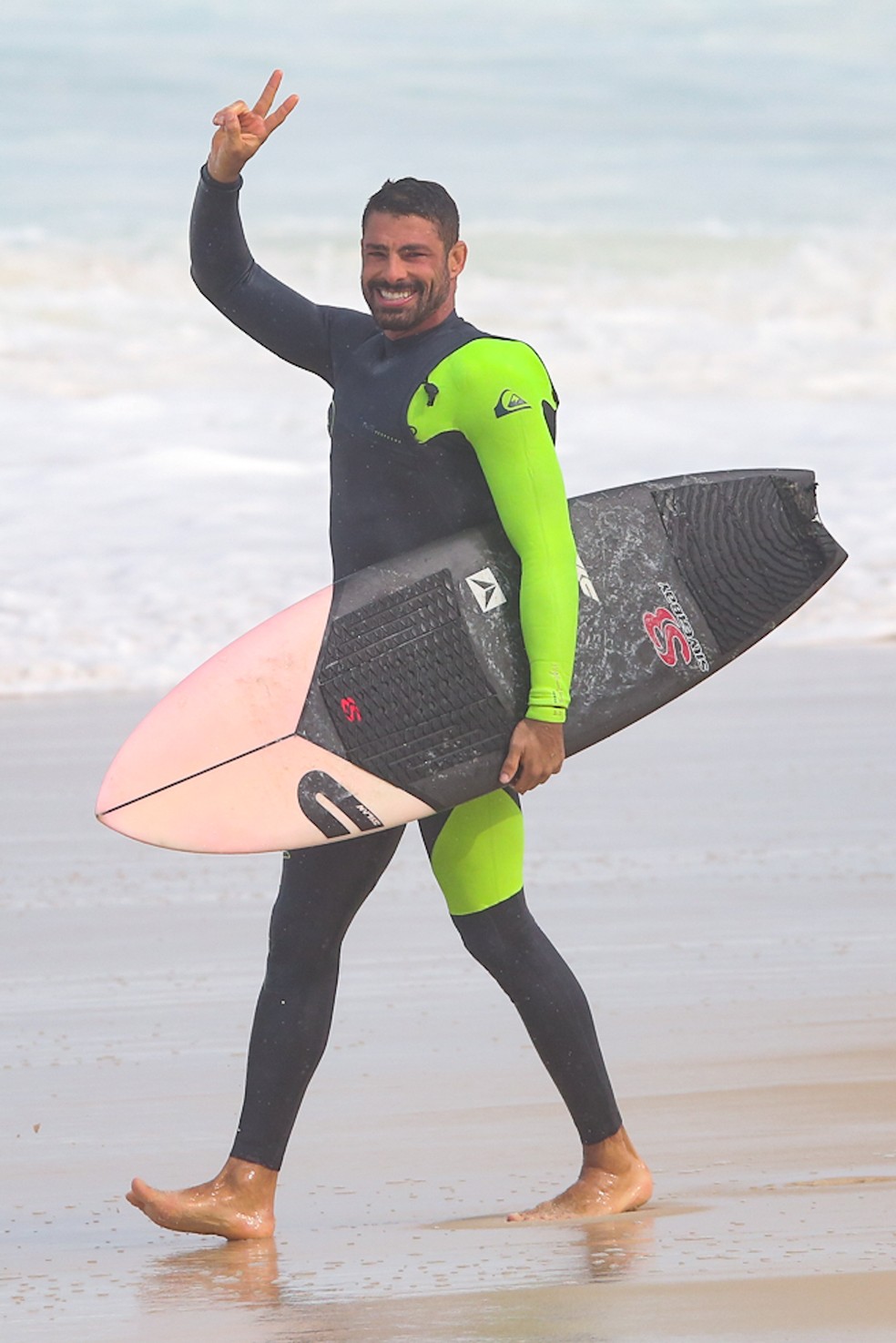 Cauã Reymond se aventura ao praticar surfe tow-in no Rio; fotos