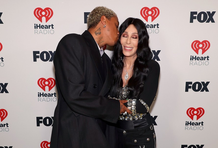 Cher ganha beijo do namorado após ser homenageada como Ícone em premiação