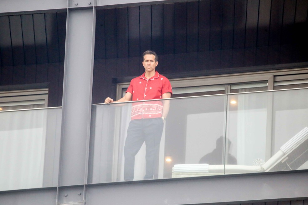 Ryan Reynolds faz selfie, tira fotos e admira o mar carioca de sacada ...