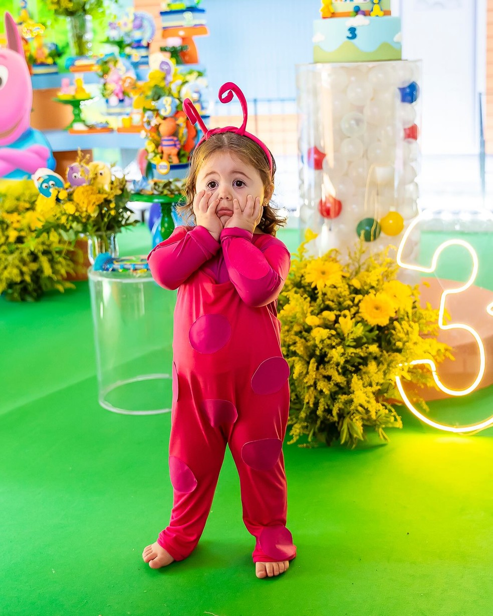 Viih Tube celebra 3° mesversário de Ravi e abre álbum