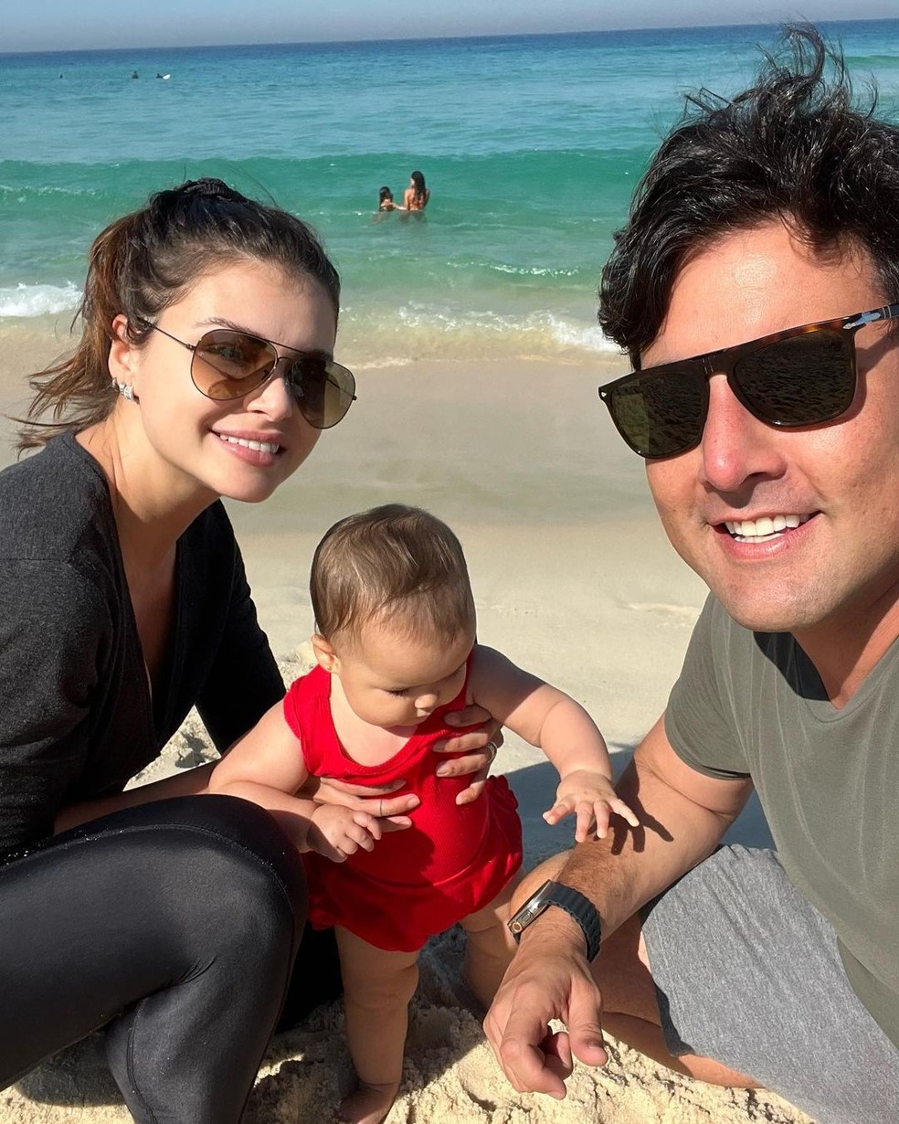 Filha de 8 meses de Bruno De Luca dá show de fofura em dia de praia; vídeos