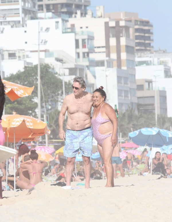 Aos 71 anos, Herson Capri curte praia do Leblon com direito a cerveja e mergulho no mar