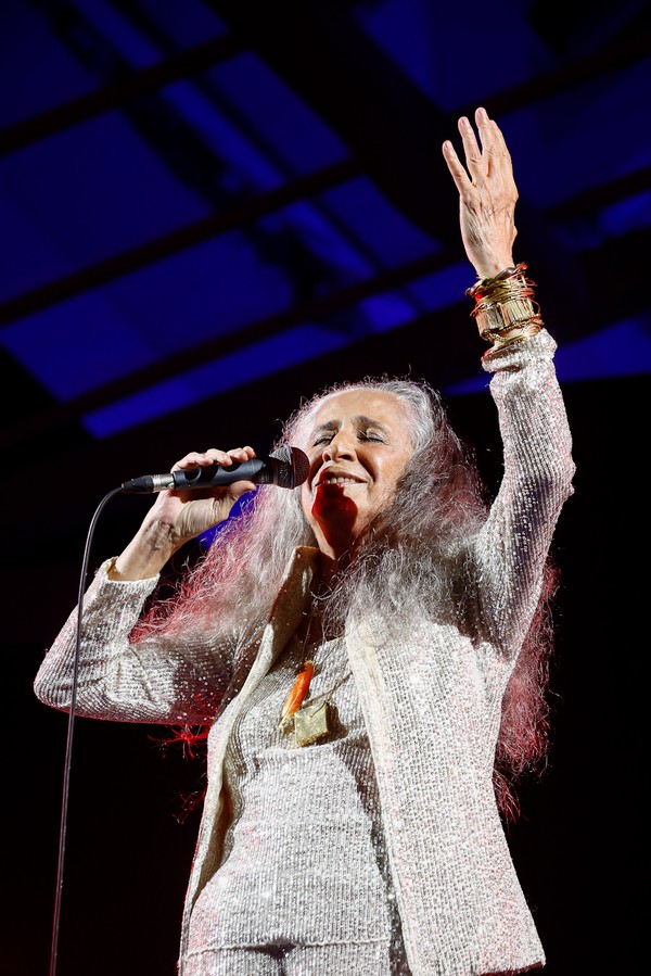Maria Bethânia reúne famosos de várias gerações em show no Rio; veja fotos