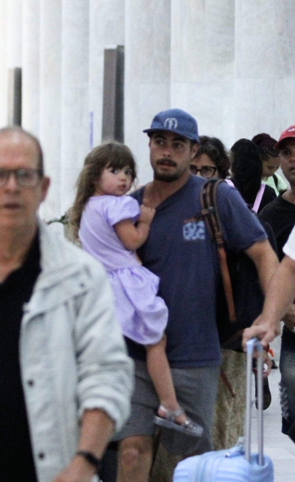 Rafa Vitti retorna ao Rio com Clara Maria após viagem para a Bahia
