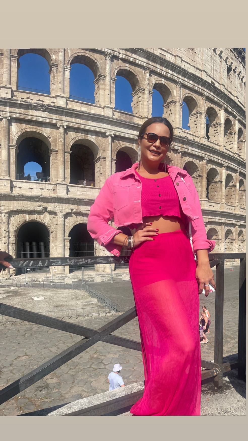 Geisy Arruda usa look pink com transparência ao visitar Vaticano e Roma