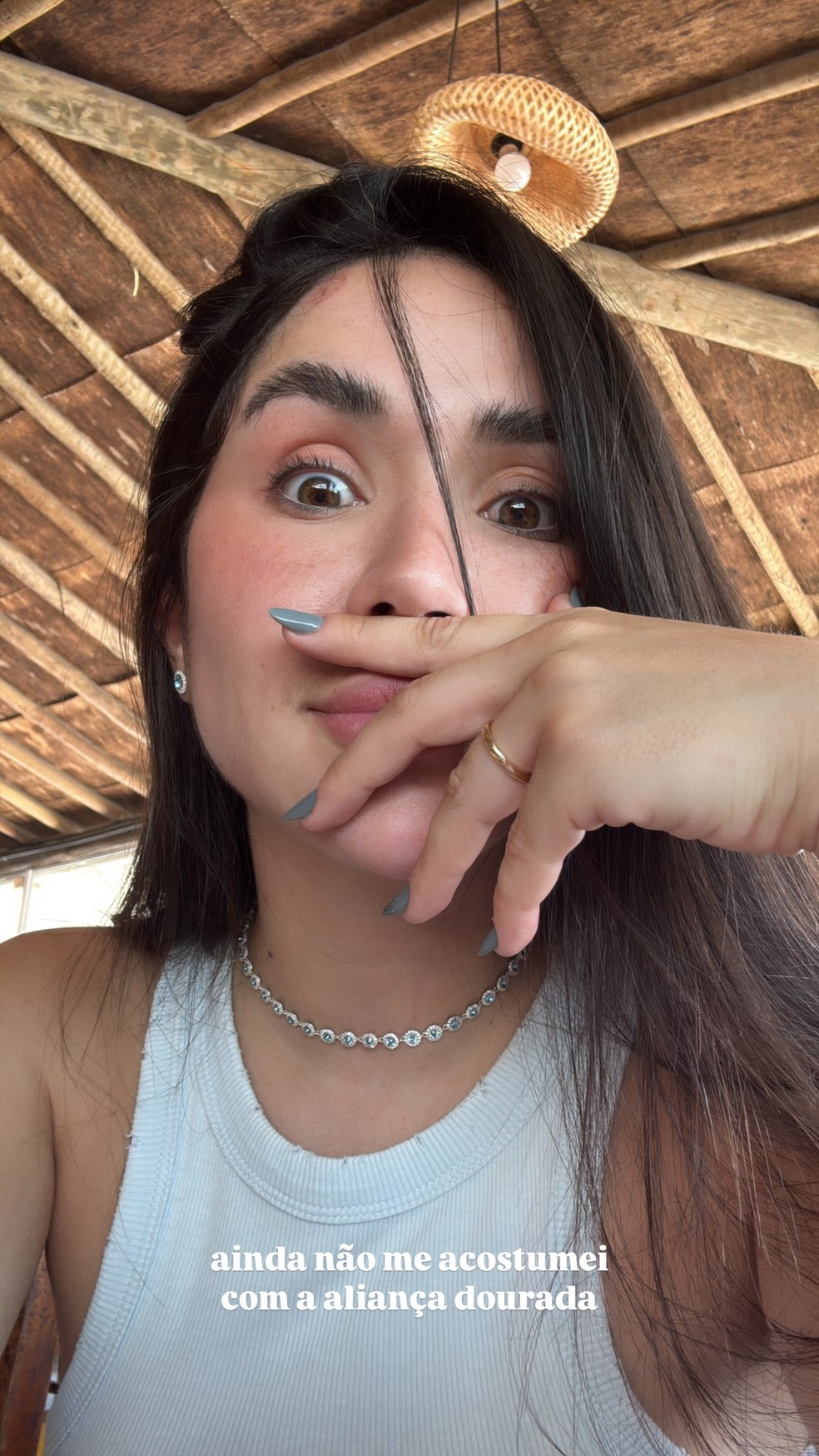 Após ficar noiva de Yasmin Santos, Maria Venture posa com aliança: 'Não ...