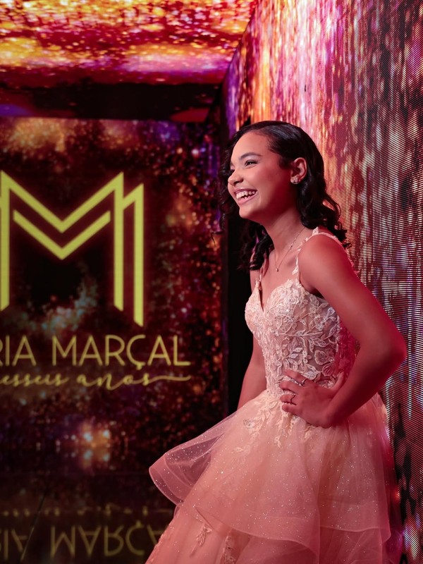 Cantora gospel Maria Marçal faz festança à la princesa pelos 16 anos