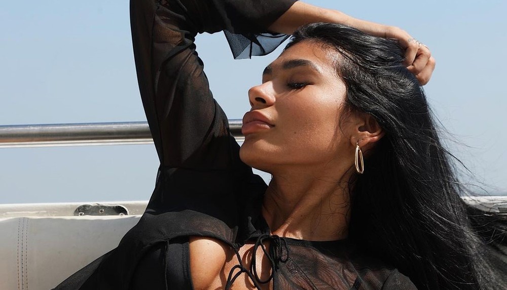 Pocah curte sol em passeio de barco na Amazônia