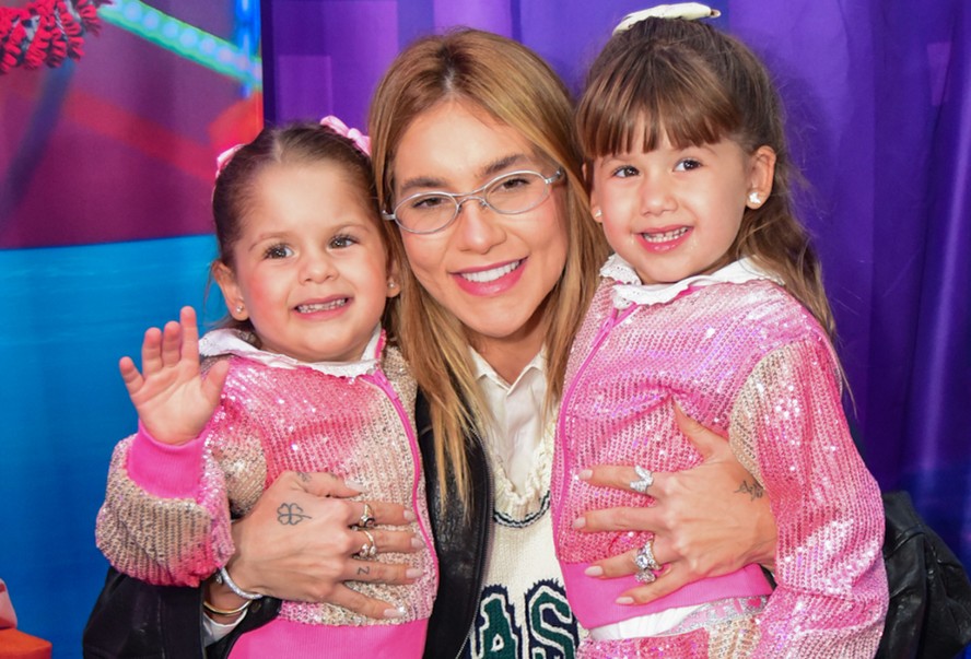 Maria Alice e Maria Flor têm crise de ciúmes e não deixam a babá chegar ...