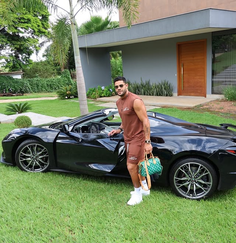 Hulk posa com carro de luxo e bolsa avaliada em mais de R$ 50 mil após ...