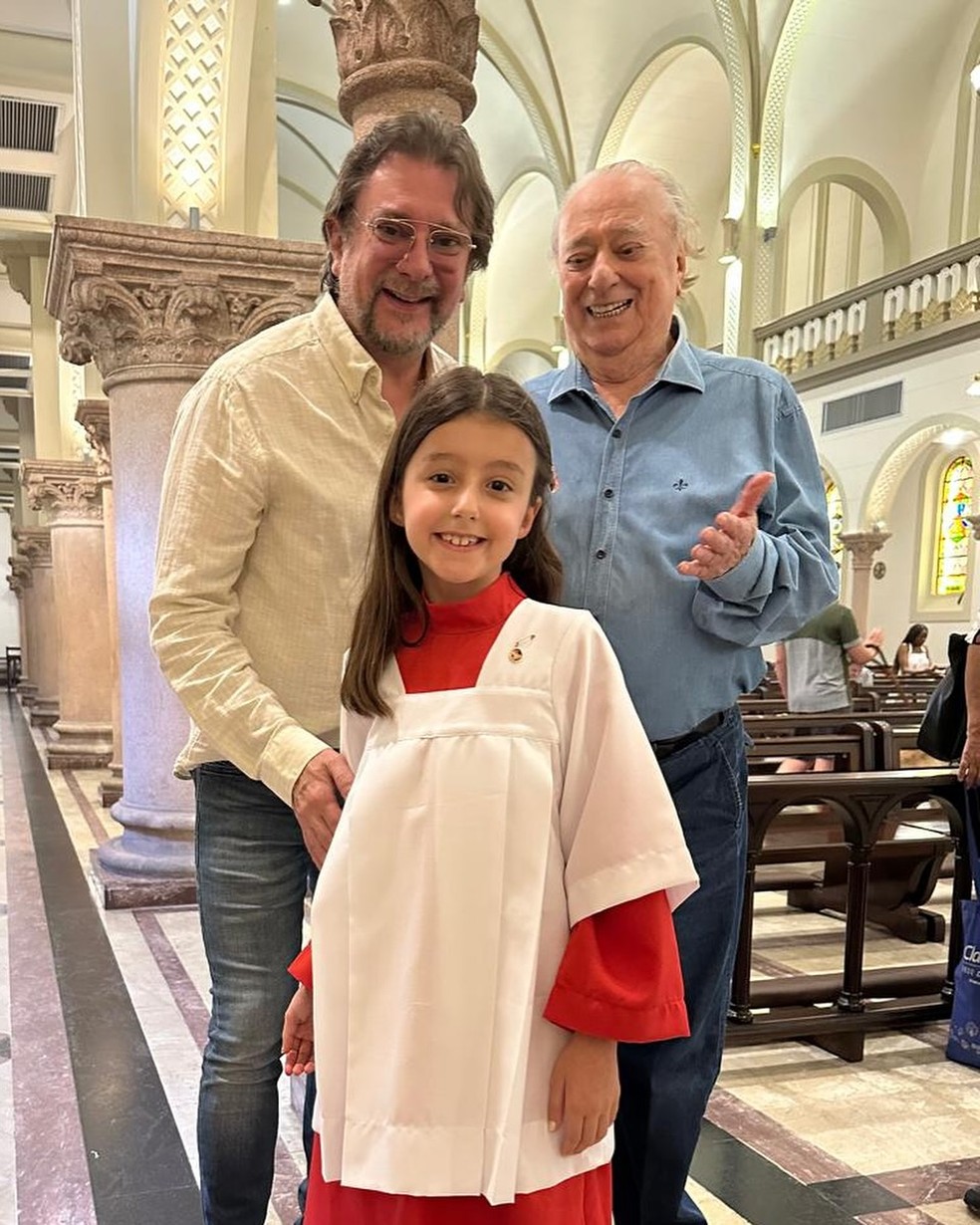 Longe da TV, Raul Gil assume cabelos brancos; fotos