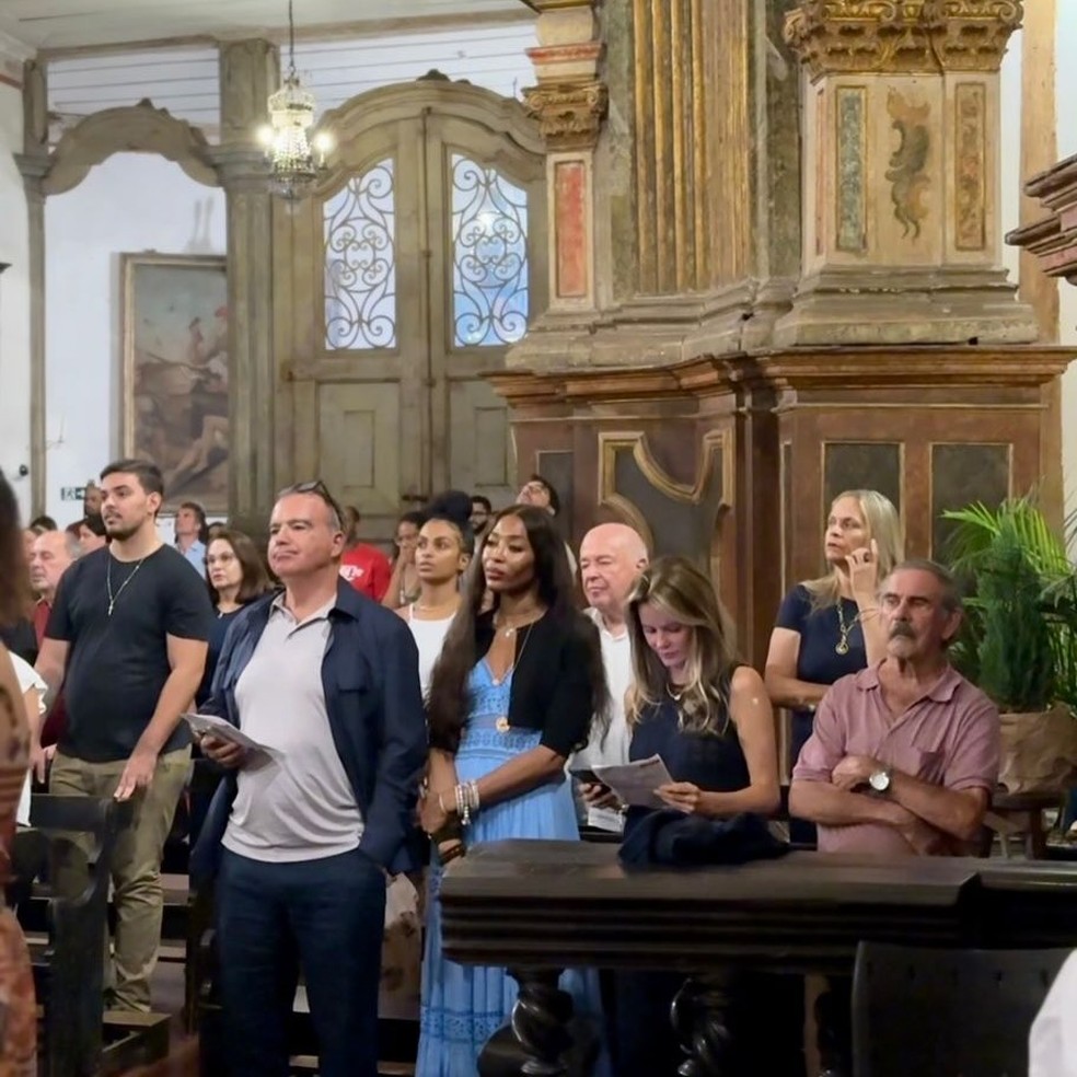 Web repercute ida de Naomi Campell à missa em Ouro Preto: 'Ronaldinho ...