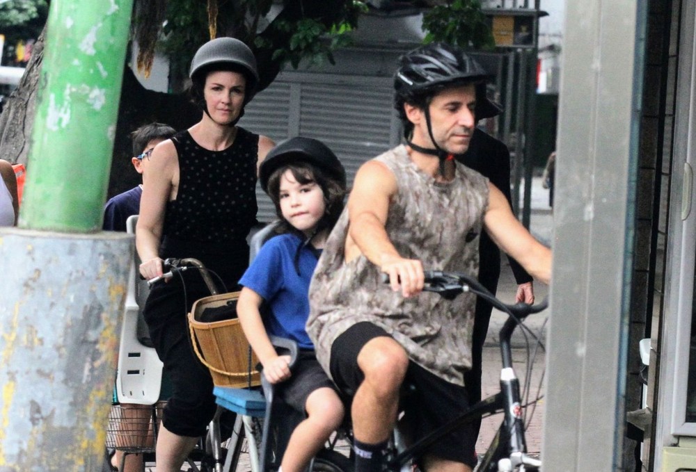 Longe das novelas, Carolina Kasting passeia com filho e o marido de ...