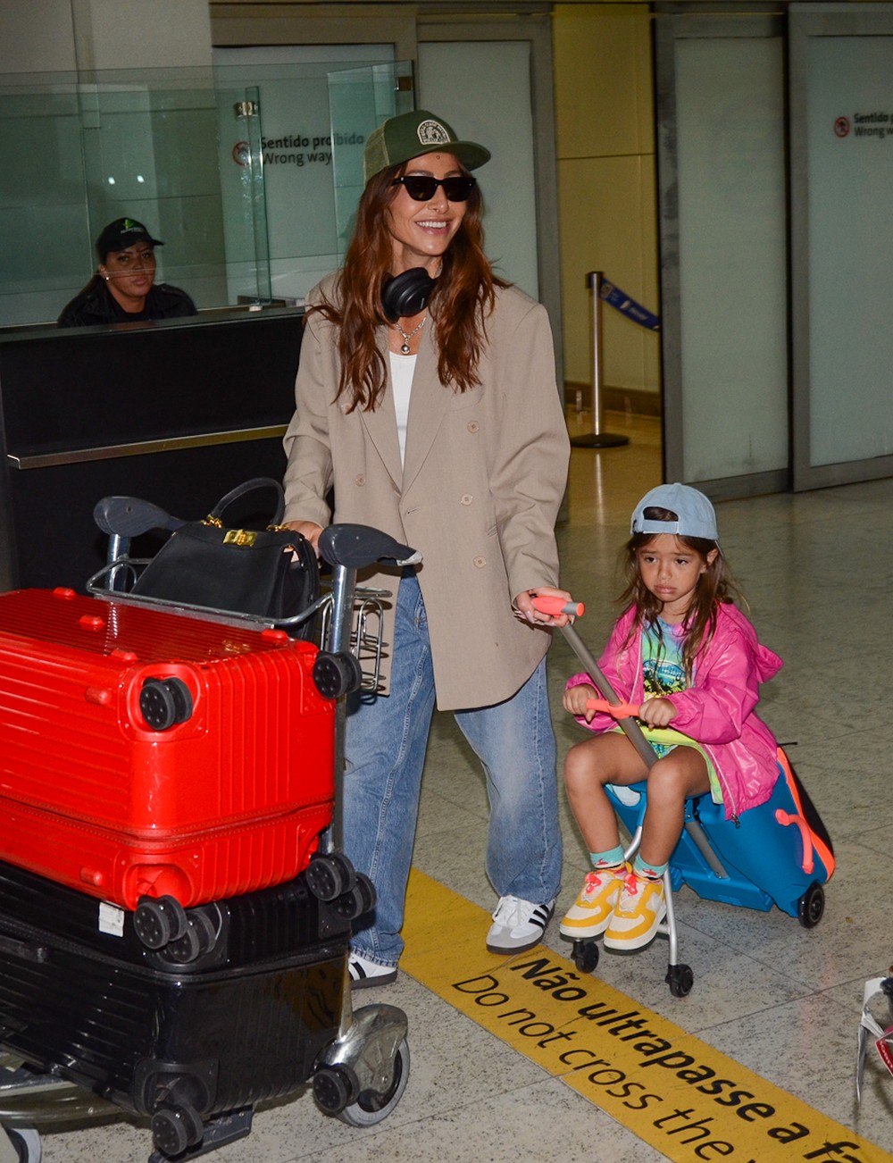 Sabrina Sato desembarca com Zoe em SP após férias em Orlando