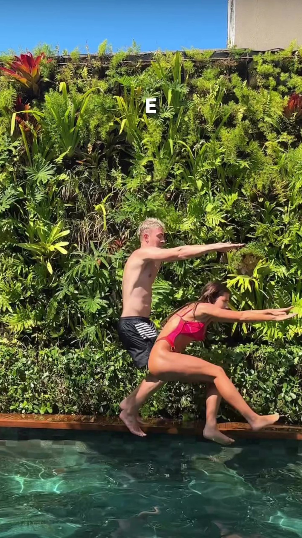 Jade Picon ostenta tanquinho em desafio na piscina com o irmão, Léo ...