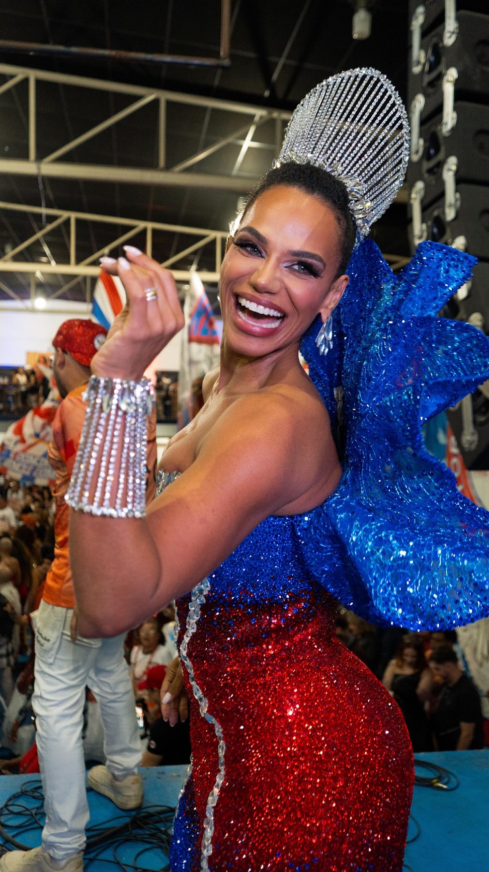 Rainha de bateria Savia David leva filhos para coroação na Estrela do ...