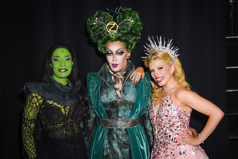 Gloria Groove estreia no musical 'Wicked' e recebe carinho da mãe