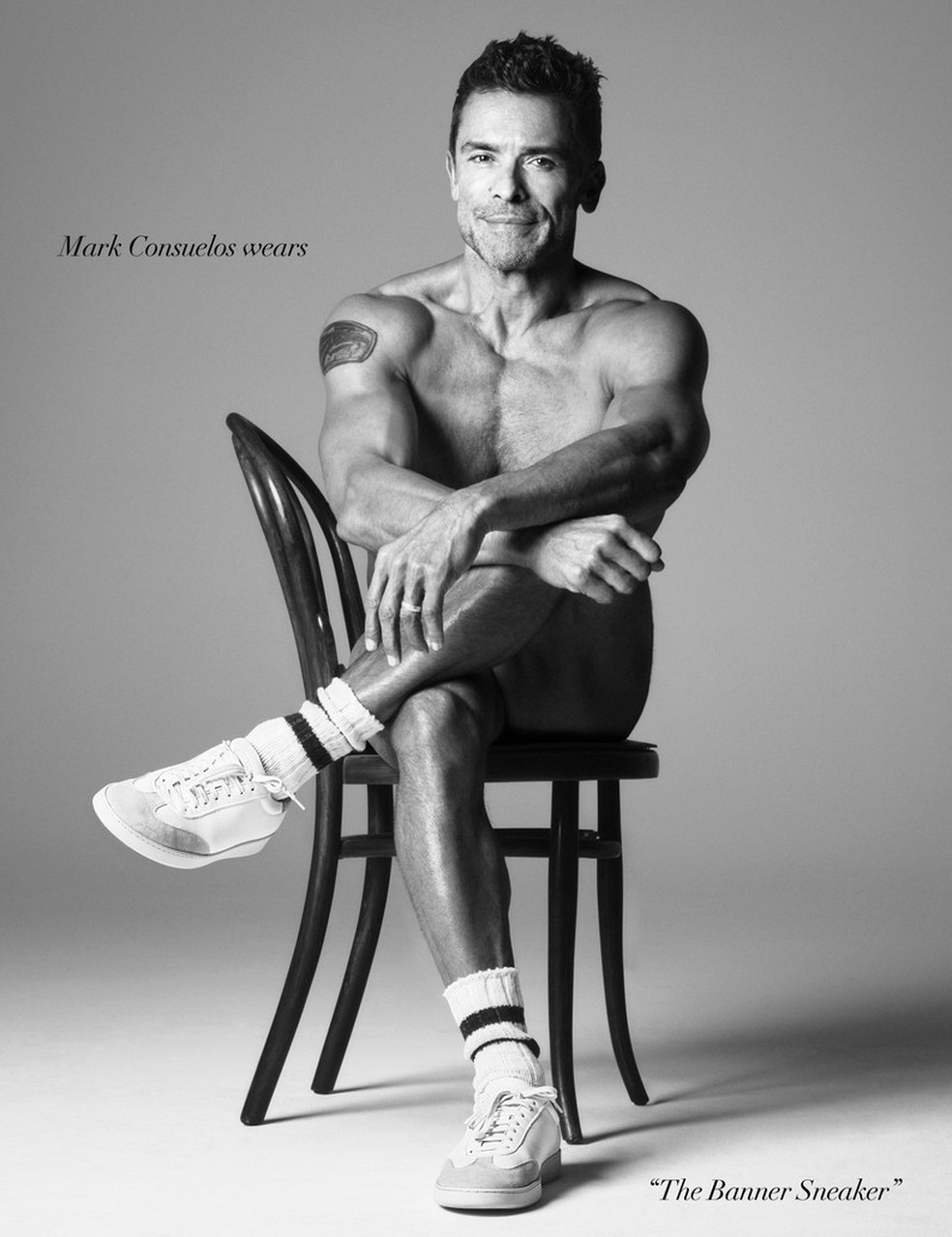 Aos 54 e nu, ator e apresentador Mark Consuelos mostra corpo sarado em campanha