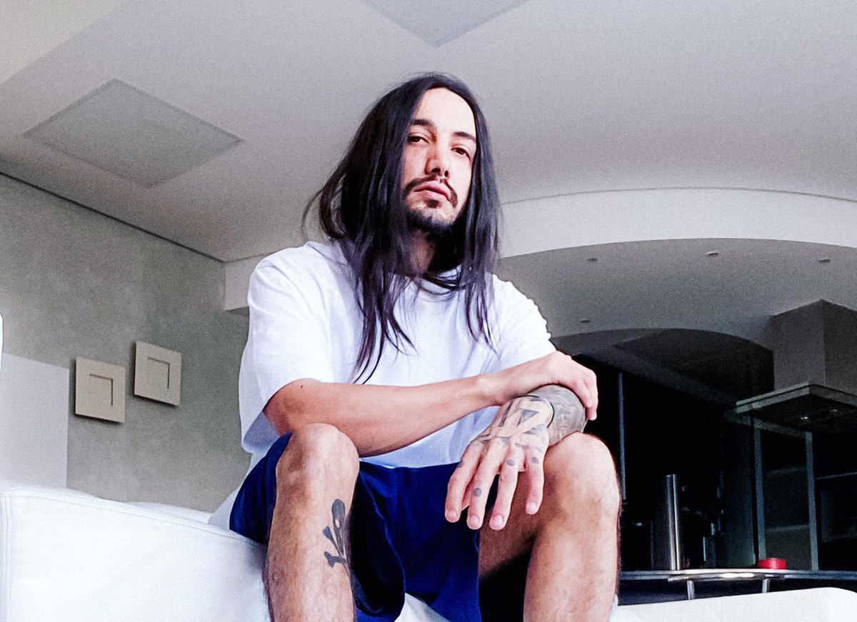 Gee Rocha, do NX Zero, se recupera de fratura na clavícula após acidente de moto