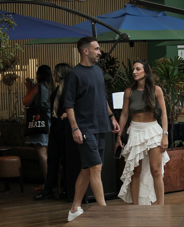 Léo Ortiz, do Flamengo, curte passeio romântico com a noiva, Maitê Lo Sardo