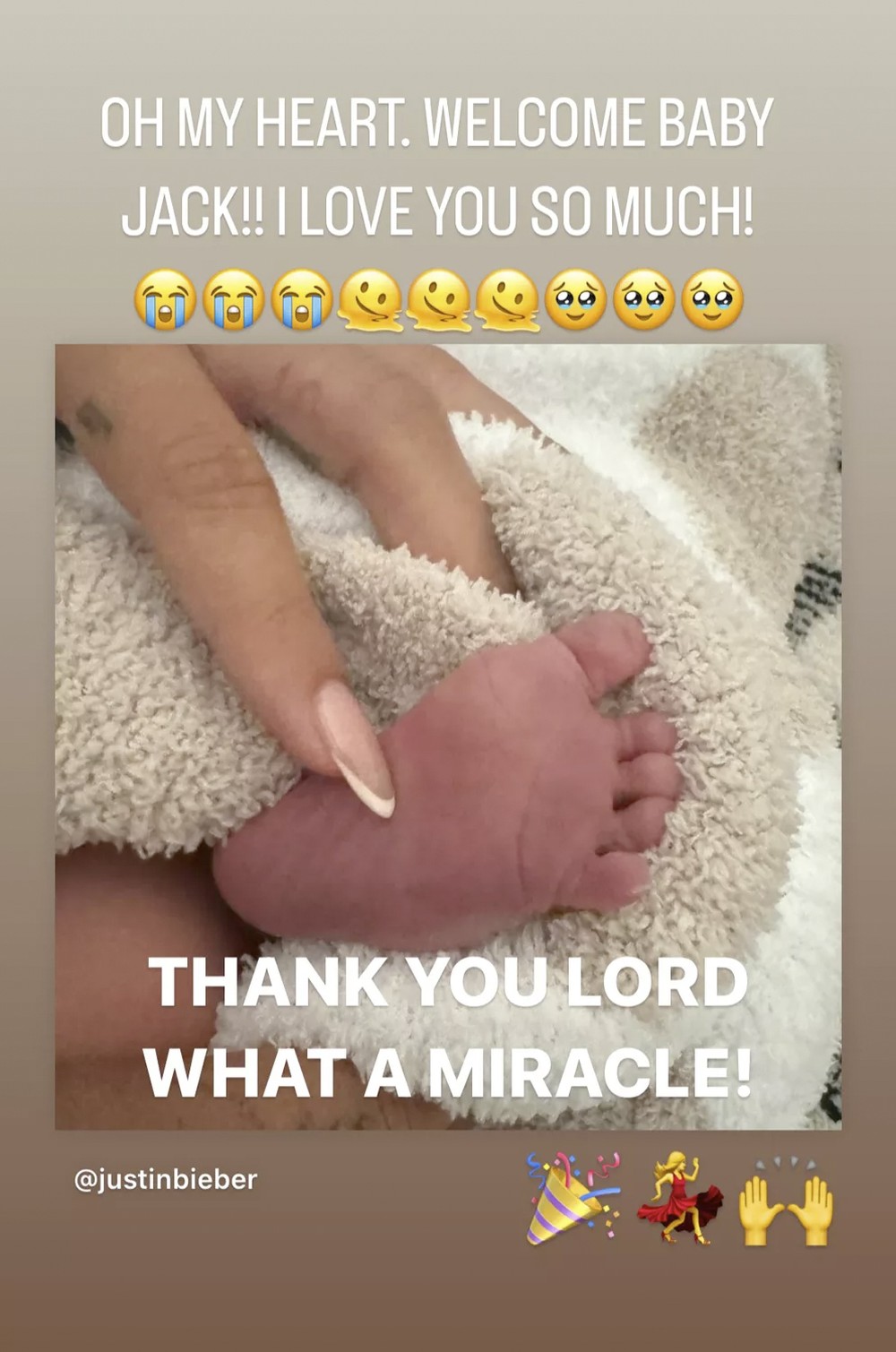 Hailey Bieber tira 'folga' da maternidade e passa dia no spa